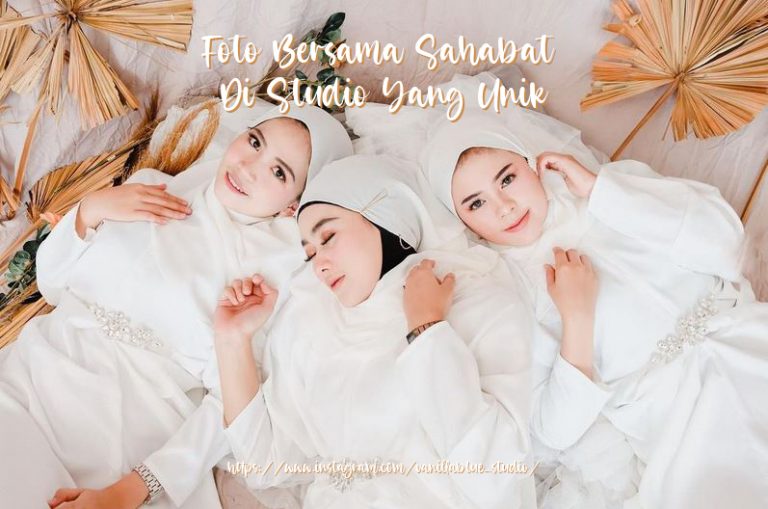 Foto Bersama Sahabat Berdua Di Studio Yang Unik - PortalKuningan.Com